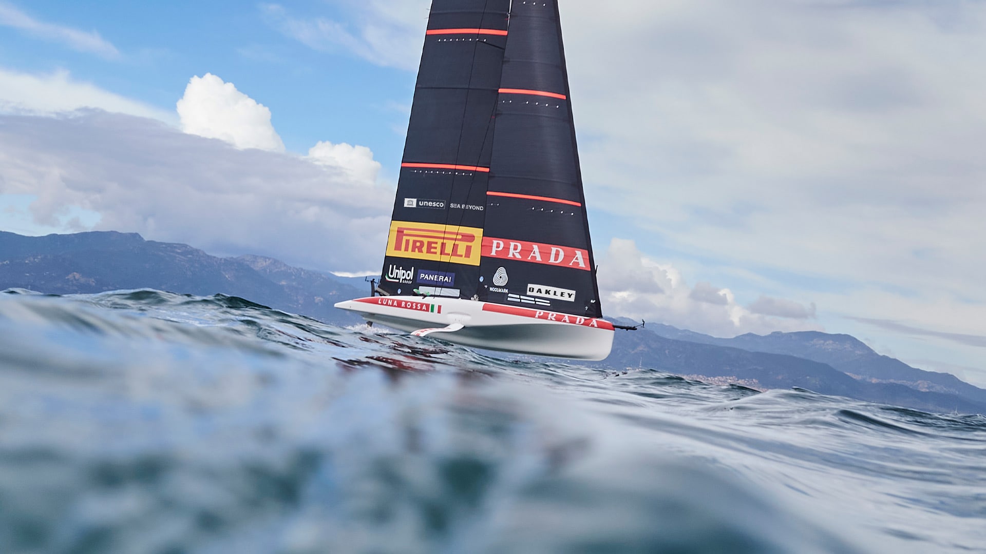 Luna Rossa: “Fishing for litter” to protect the ocean | Prada Group