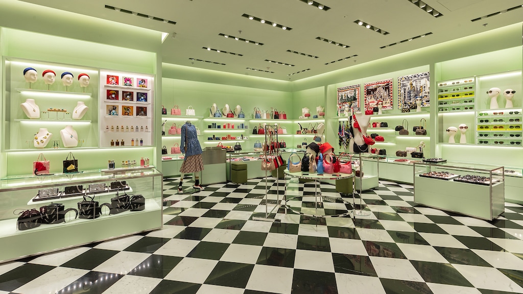 Prada全新精品店于上海开幕