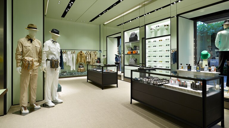 Prada riapre i negozi stagionali