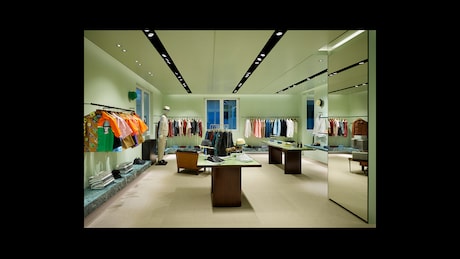 Prada riapre i negozi stagionali