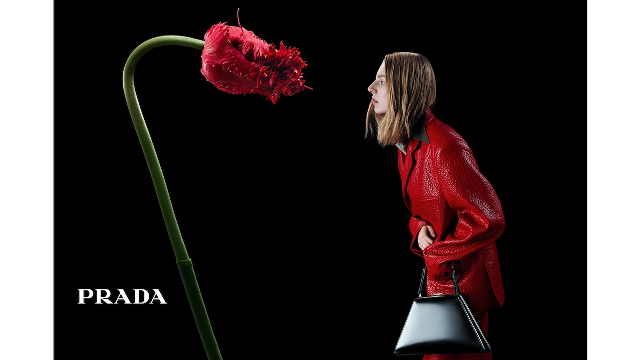 Prada 2023秋冬系列广告大片：“与花对话”
